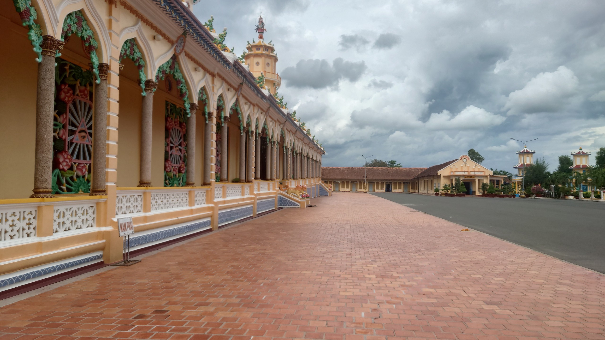 Cao Dai Cathedral – The Great Divine Temple – Let's explore Vietnam ...